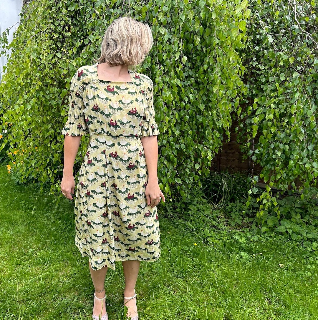 Vintage 30s/40s Pale Green Silk Tea Dress With Unique Hen on Nest Motif ...