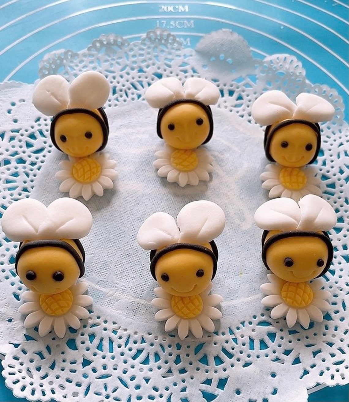 Fondant Bees & Flower cake topper/ Bumblebee cake decoration/ | Etsy