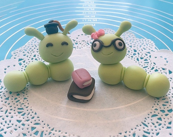 Fondant Bookworm Cake Topper/ Graduate Cake Topper / Worm Cake - Etsy UK