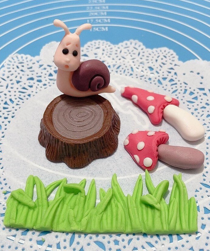 Fondant Bee Cake Topper/forest Tree Stump Snail Cake - Etsy