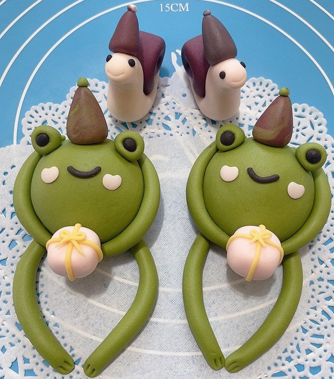 Fondant Frog cake topper/ snail cake topper/ woodland cake | Etsy