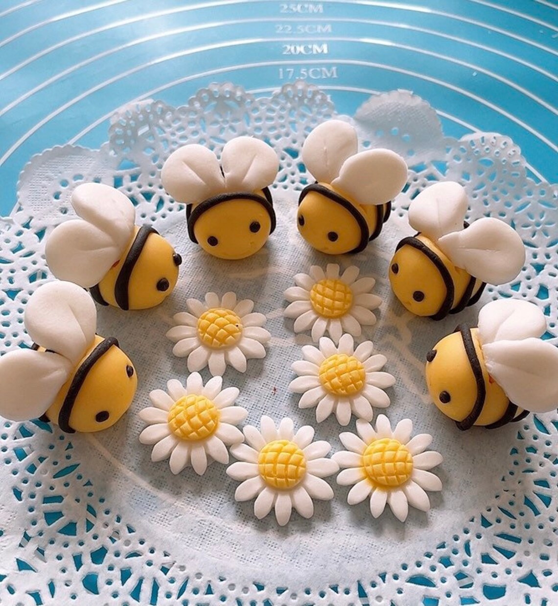 Fondant Bees & Flower cake topper/ Bumblebee cake decoration/ | Etsy