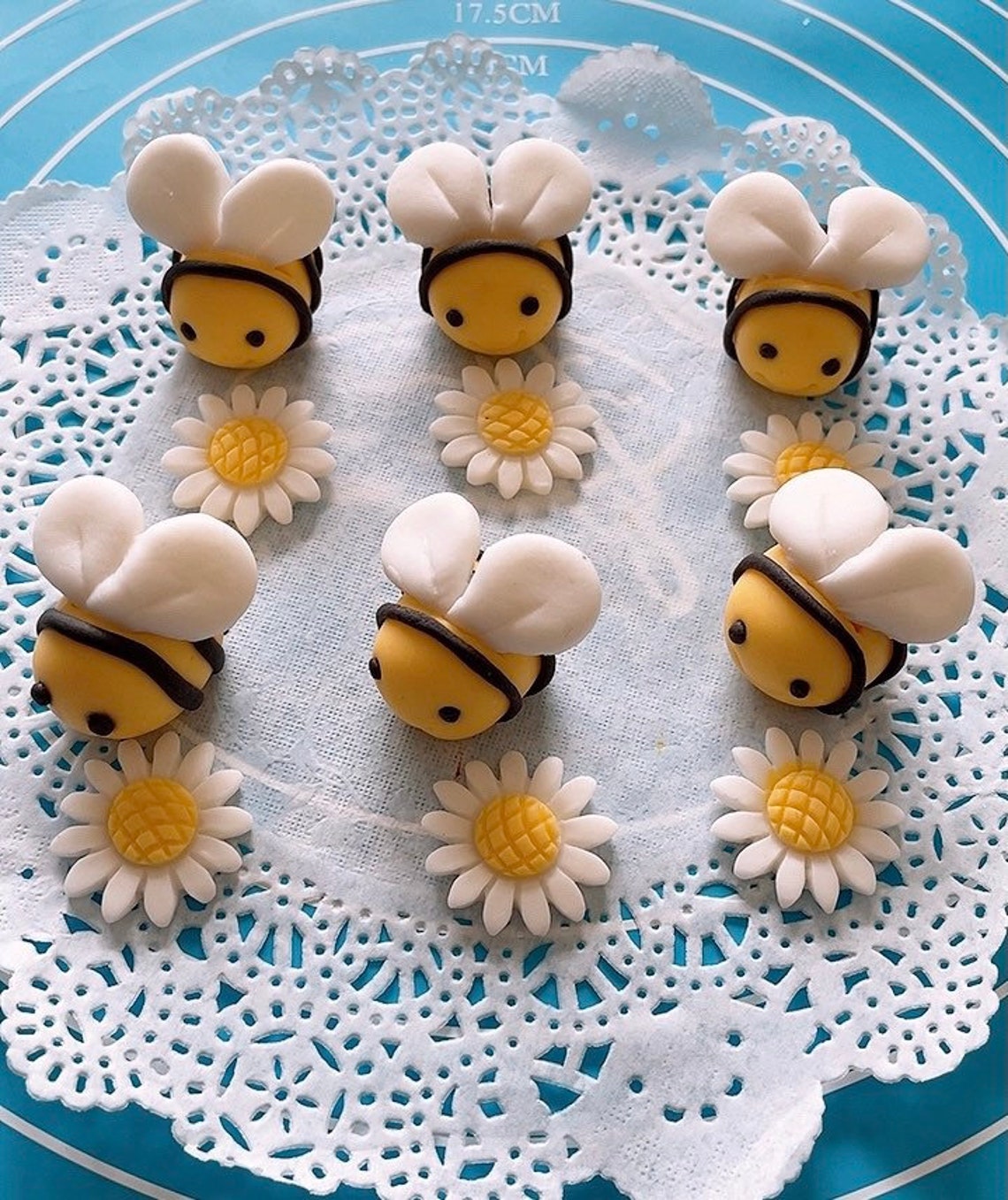 Fondant Bees & Flower cake topper/ Bumblebee cake decoration/ | Etsy