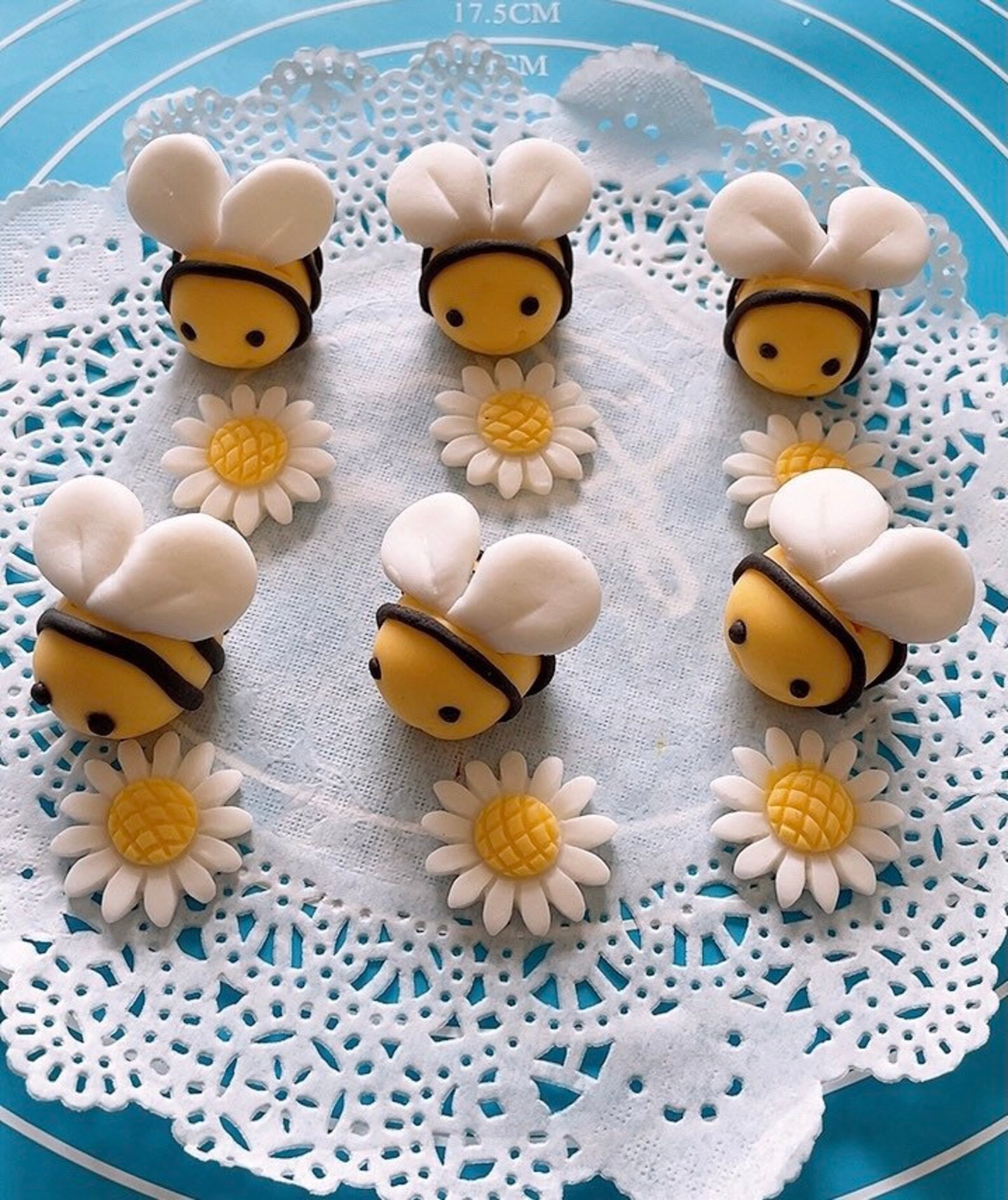 Fondant Bees & Flower cake topper/ Bumblebee cake decoration/ | Etsy