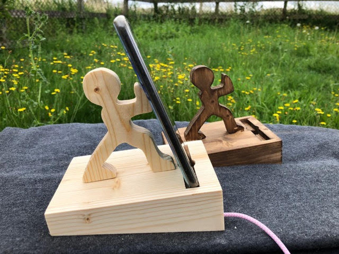 Porte-téléphone en bois de nouveauté poussant lhomme ou | Etsy