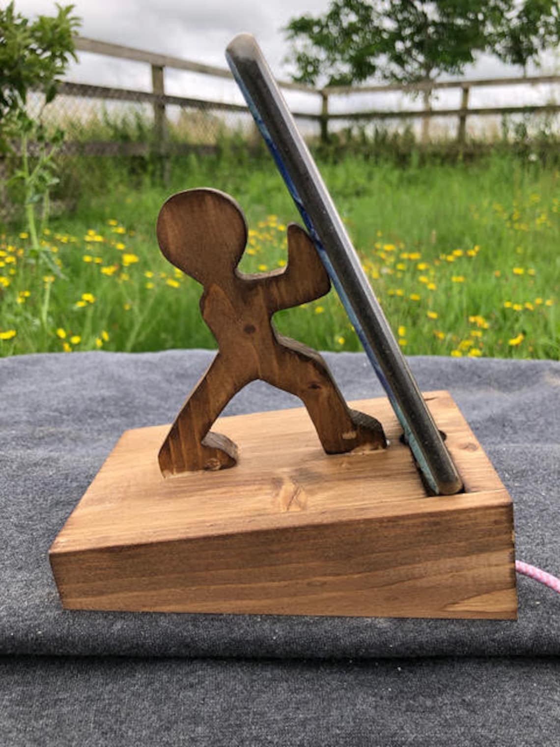 Porte-téléphone en bois de nouveauté poussant lhomme ou | Etsy