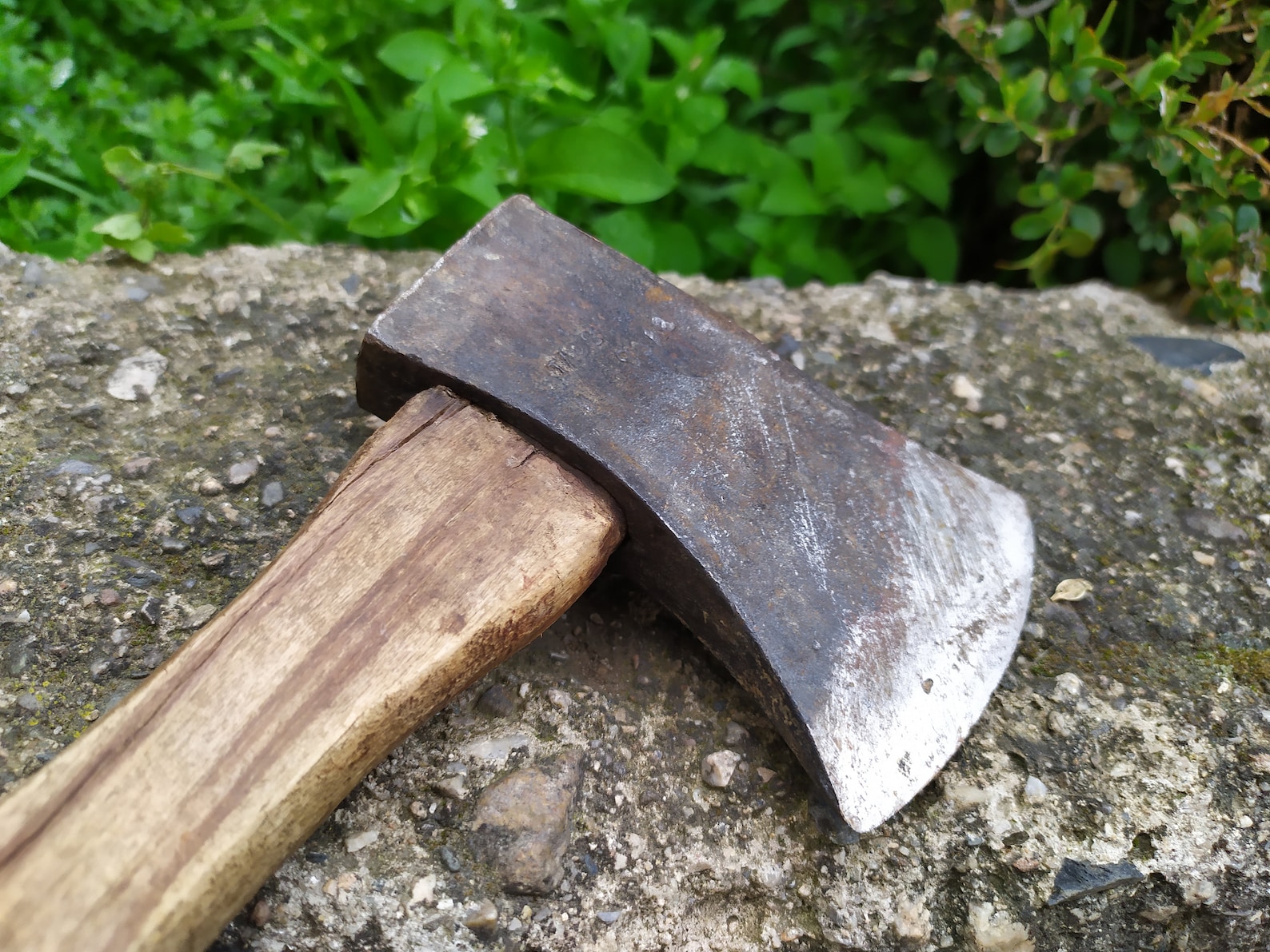 Alte Axt, Primitive Axt, rostige Axt, Antike Axt, primitive Kampfaxt ...