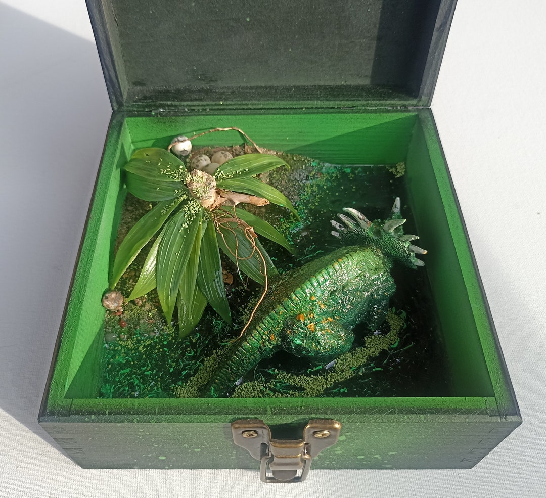 TRICERATOPS DINOSAUR, Green Diorama, Water Imitation Made of Epoxy Resin - Etsy