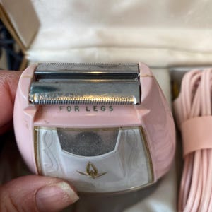 Vintage 1950s Lady Sunbeam Electric Razor in Original Case – Pink ...