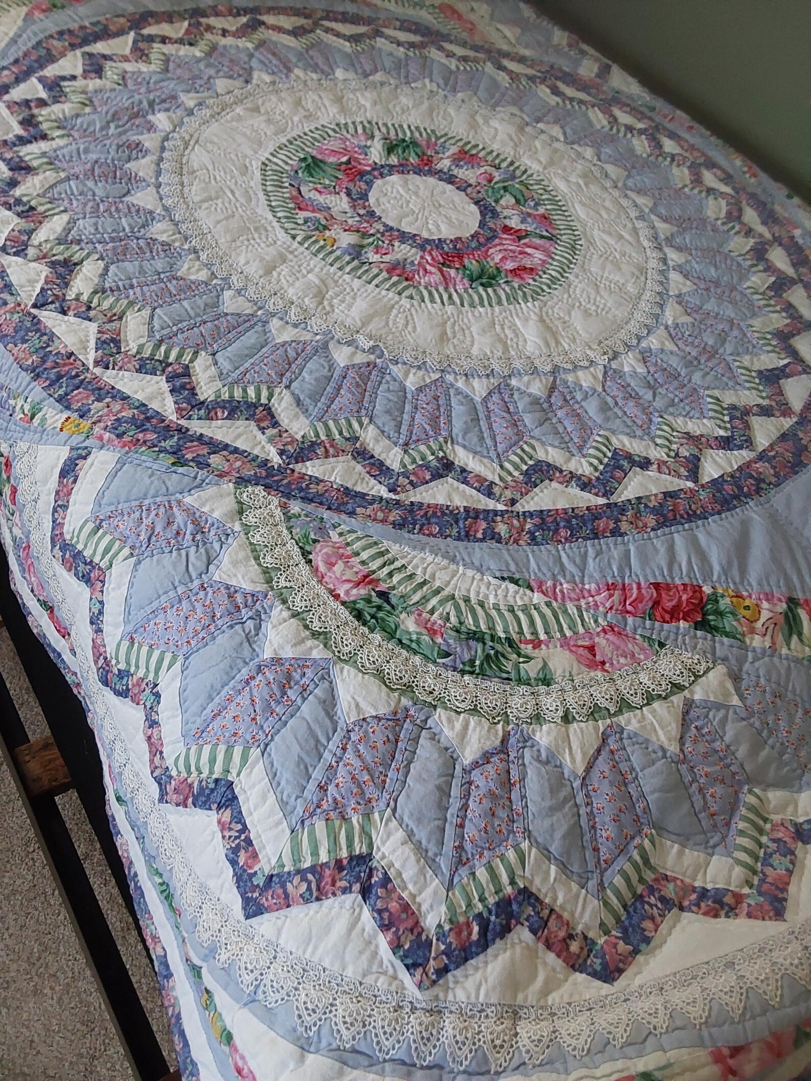 Gorgeous Medallion Design Quilt by Arch Quilts - Etsy
