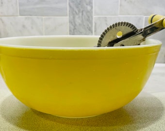 Large Yellow Pyrex Bowl Vintage Kitchen Mixing Bowl 10 1/4 Inch - Etsy
