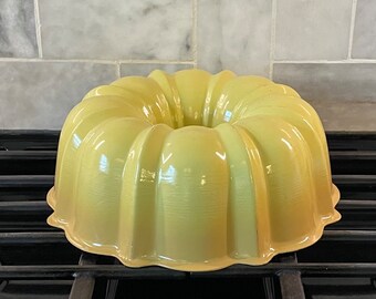 Vintage Bundt Cake Pan Cream / White Light Weight Tube Cake Baking Pan ...