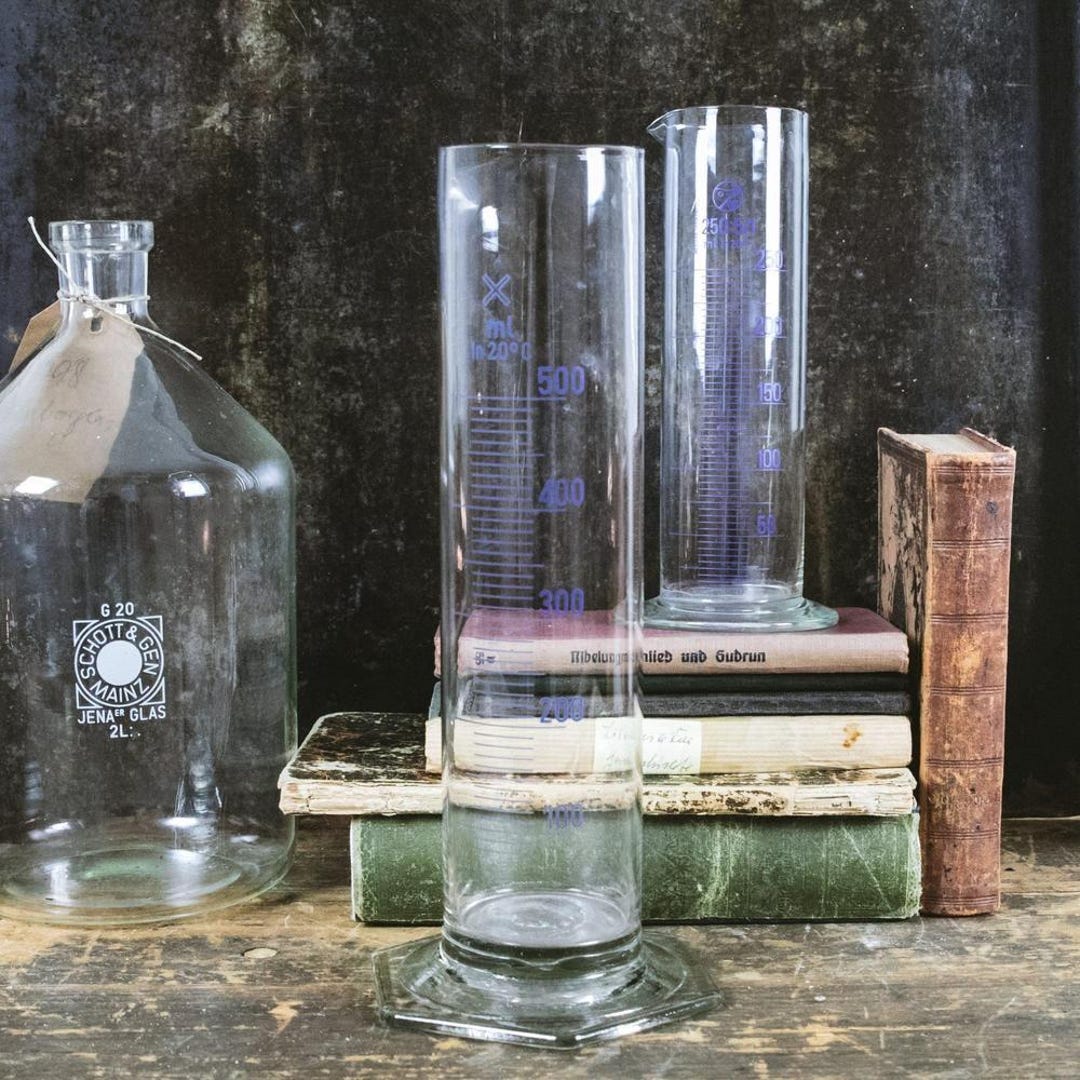 Cristalería de laboratorio vintage, matraz de vidrio, cilindro de ...