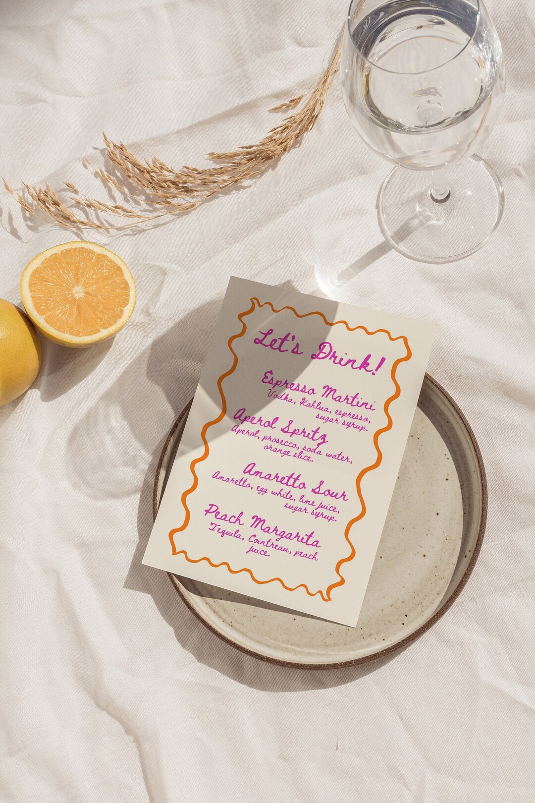 Modello menu bevande ondulate luminose, menu cocktail colorato scritto ...