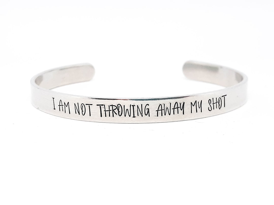 No estoy tirando mi pulsera shot Cuff estampado a mano - Etsy España