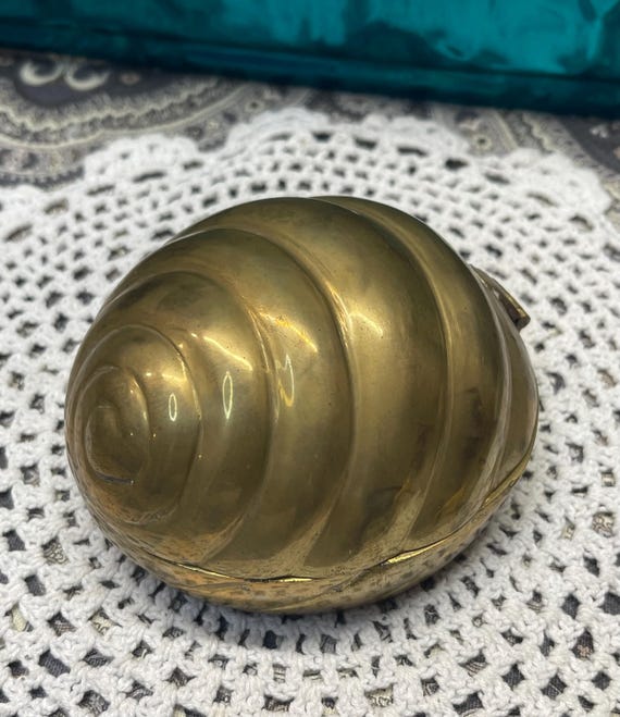 Vintage heavy hinged brass snail shell shaped box -tr… - Gem