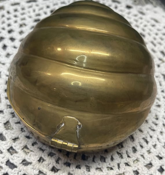 Vintage heavy hinged brass snail shell shaped box -tr… - Gem