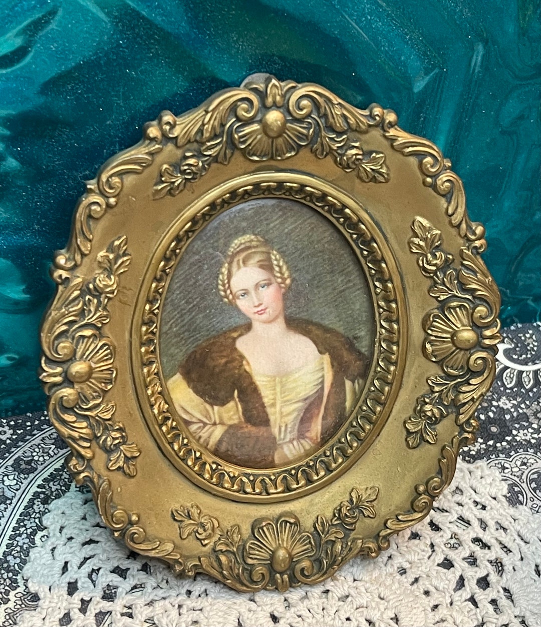 Vintage Small Victorian Style Cameo Picture With Convex Glass on Velvet ...
