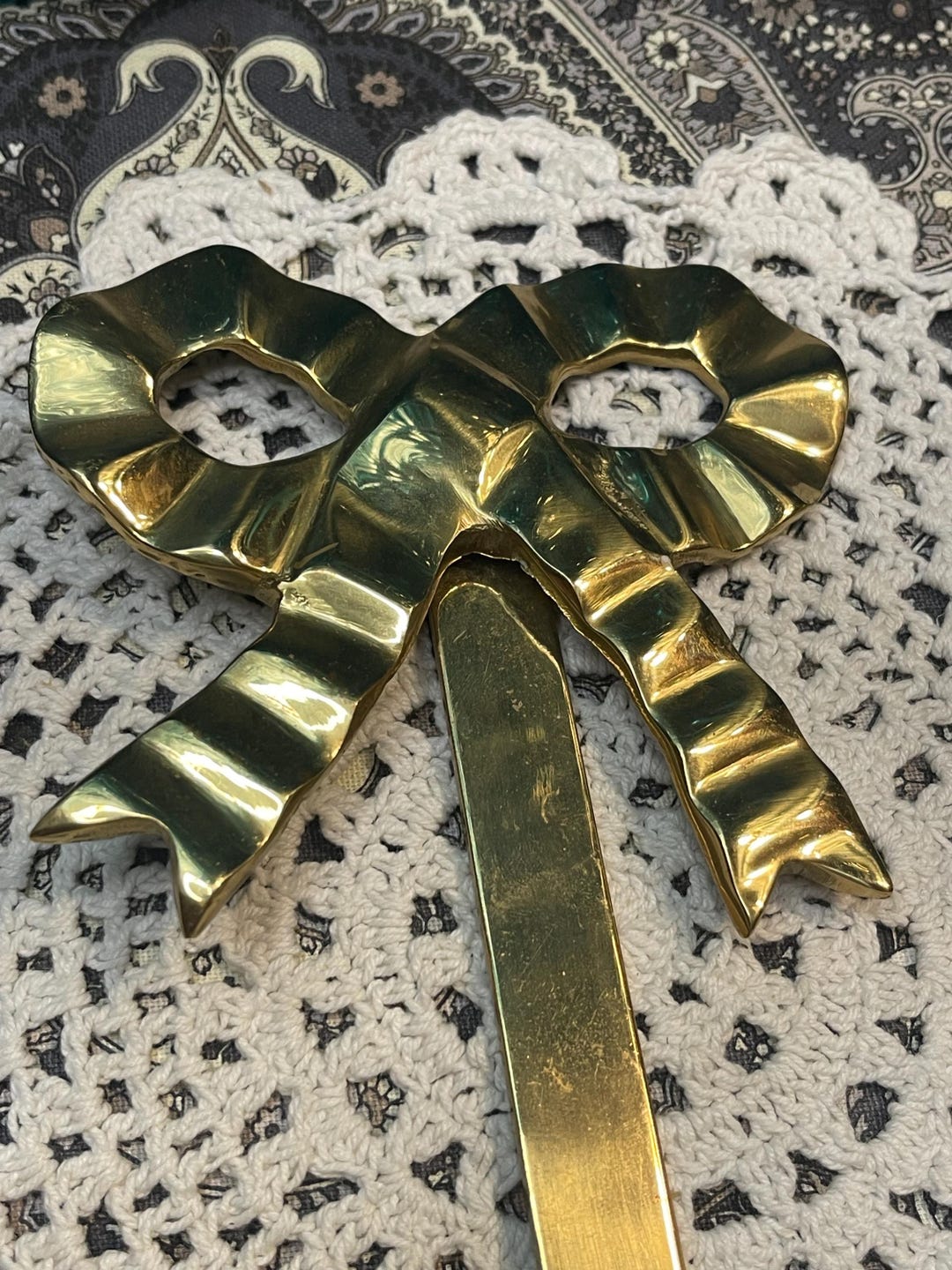 Vintage 32 Inches Tall Brass Bow Wall Plate Holder With Clamps Picture ...