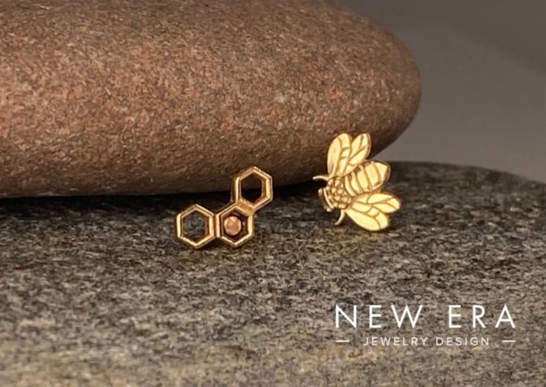 14 Karat Gold Honeycomb & Bumblebee Decorative Ends Threadless, Threaded, Dermal Options Bee ...