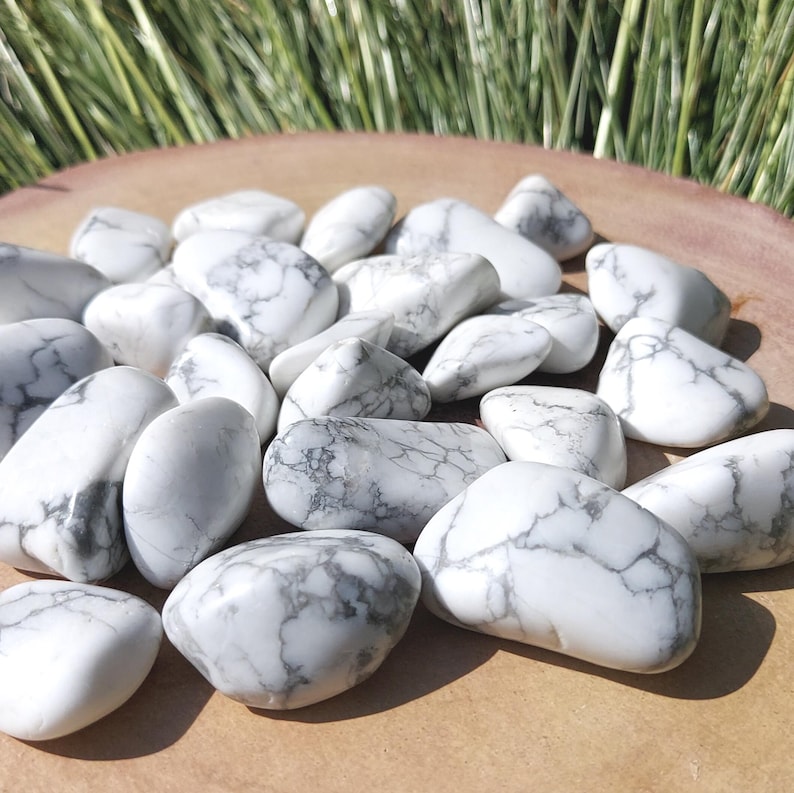 Howlite Tumbled Stone, Natural Polished Crystal for Crafting, Jewellery ...