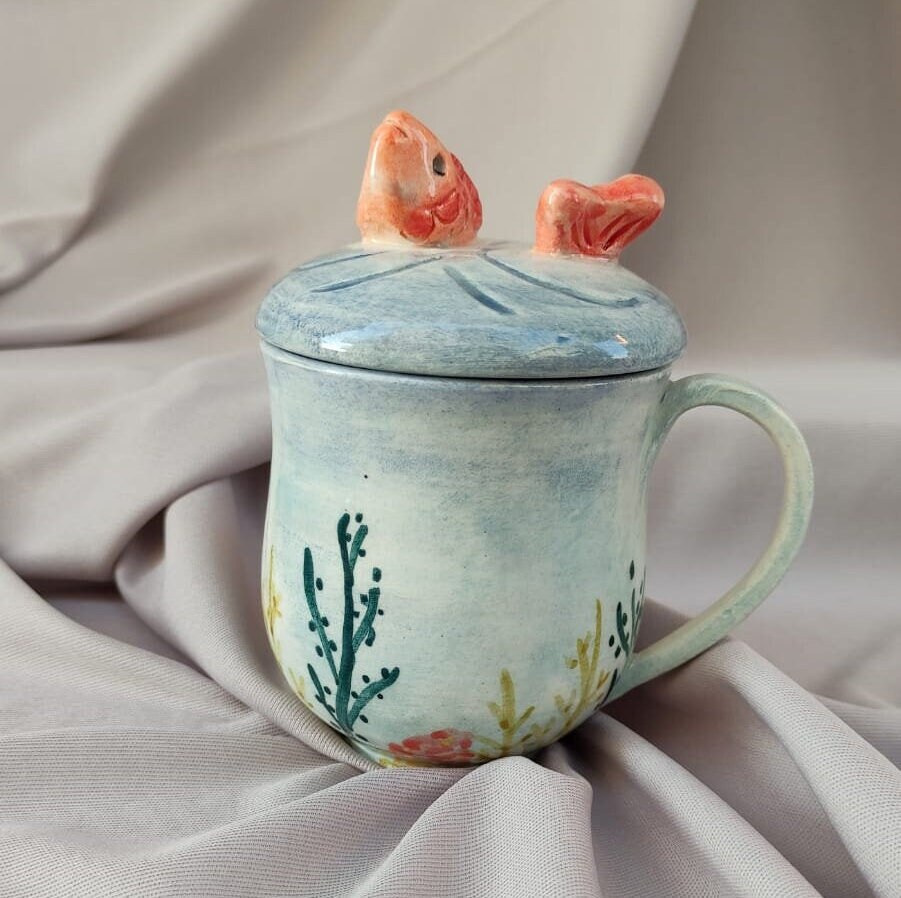 Ceramic mug with lid store