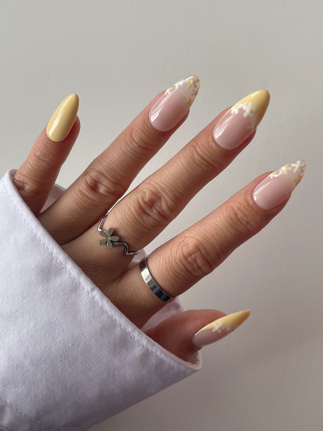 MELINA | Yellow Daisy Flower Press on Nails | French Flower Tip Nails ...