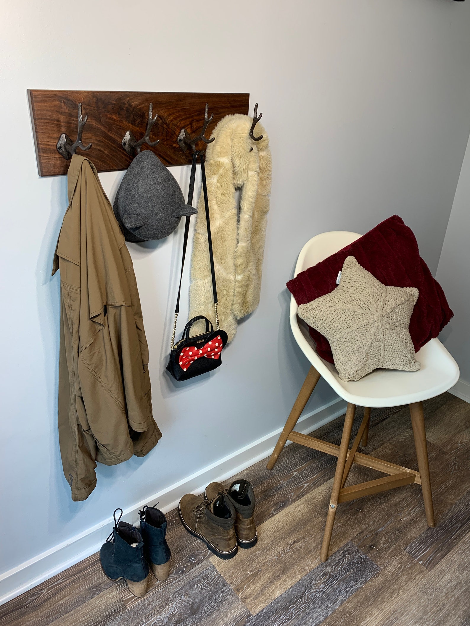 Antler Wall Rack 4 or 6 Rustic Cast Iron Deer Antler Hooks - Etsy