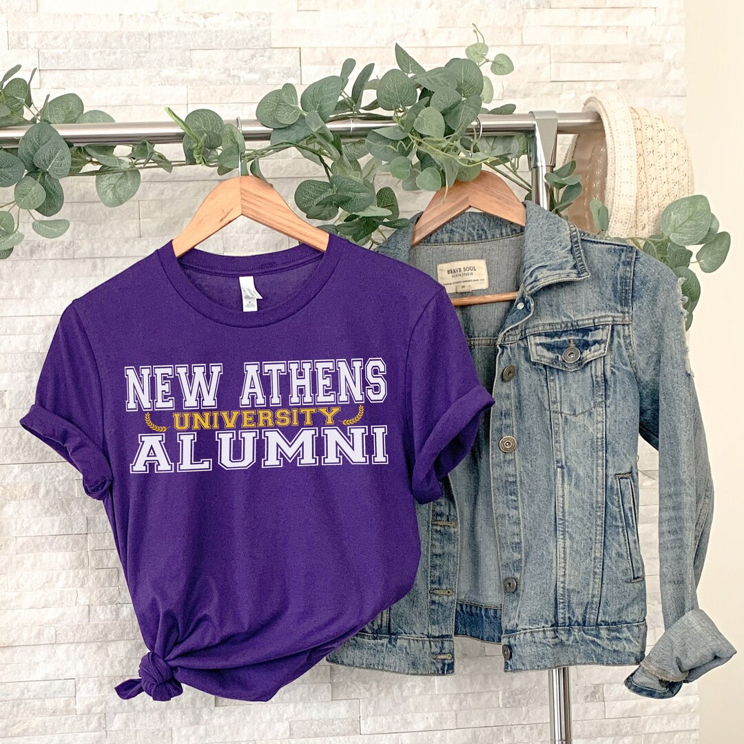 New Athens Alumni Unisex Jersey Kurzarm T-Shirt A Touch of Darkness ...
