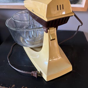Sunbeam Mixmaster Stand Mixer 12 Speed, 2 Bowls and 1 Set of Beaters ...