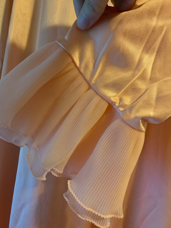 Vintage Vanity Fair Peach Ruffle Trim Negligee Nightg… - Gem