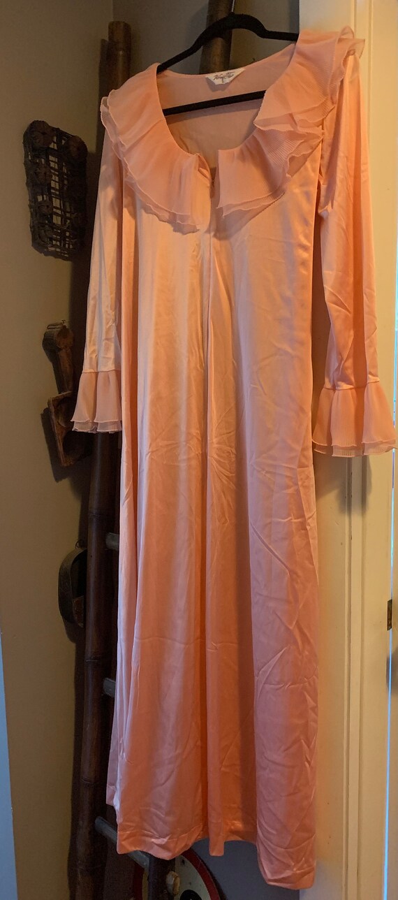 Vintage Vanity Fair Peach Ruffle Trim Negligee Nightg… - Gem