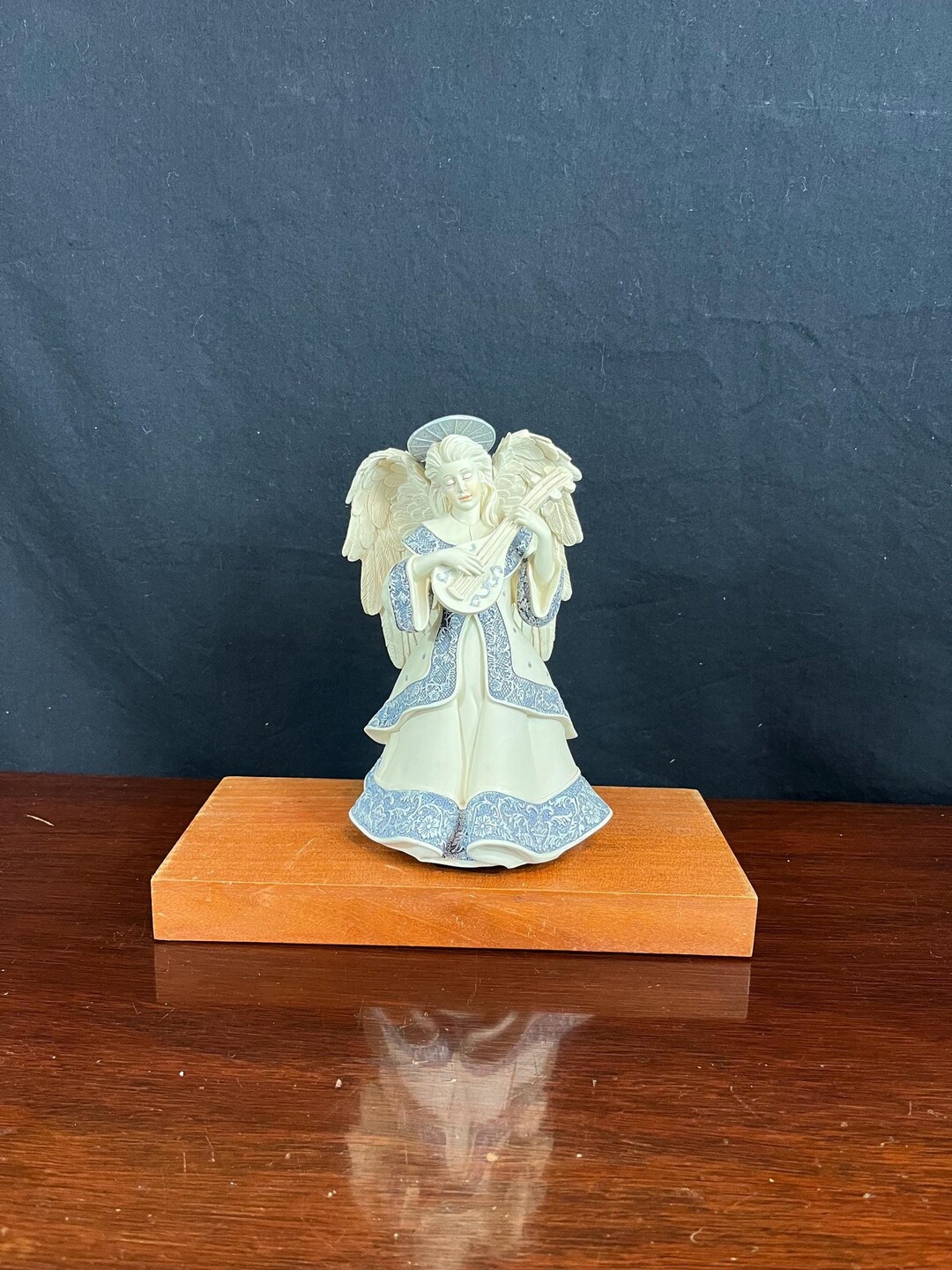 Sarah's Angel Figurine "mandy" Music Box - Plays "amazing Grace" - 2001 ...