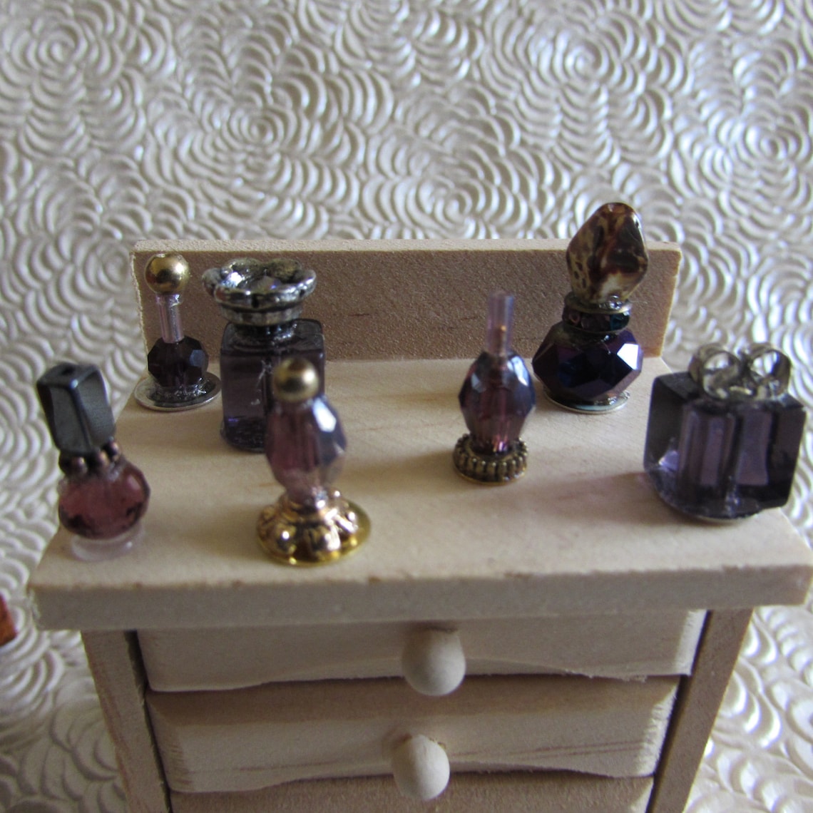 Objets de collection miniatures violets, décor miniature, miniatures de ...