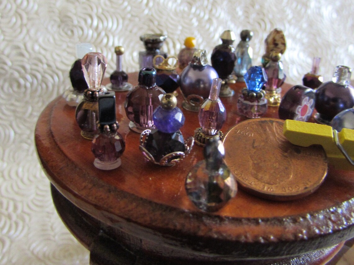 Objets de collection miniatures violets, décor miniature, miniatures de ...