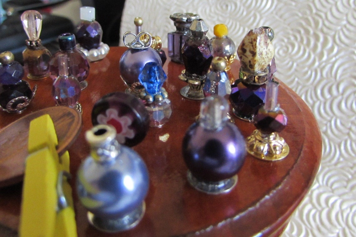 Objets de collection miniatures violets, décor miniature, miniatures de ...