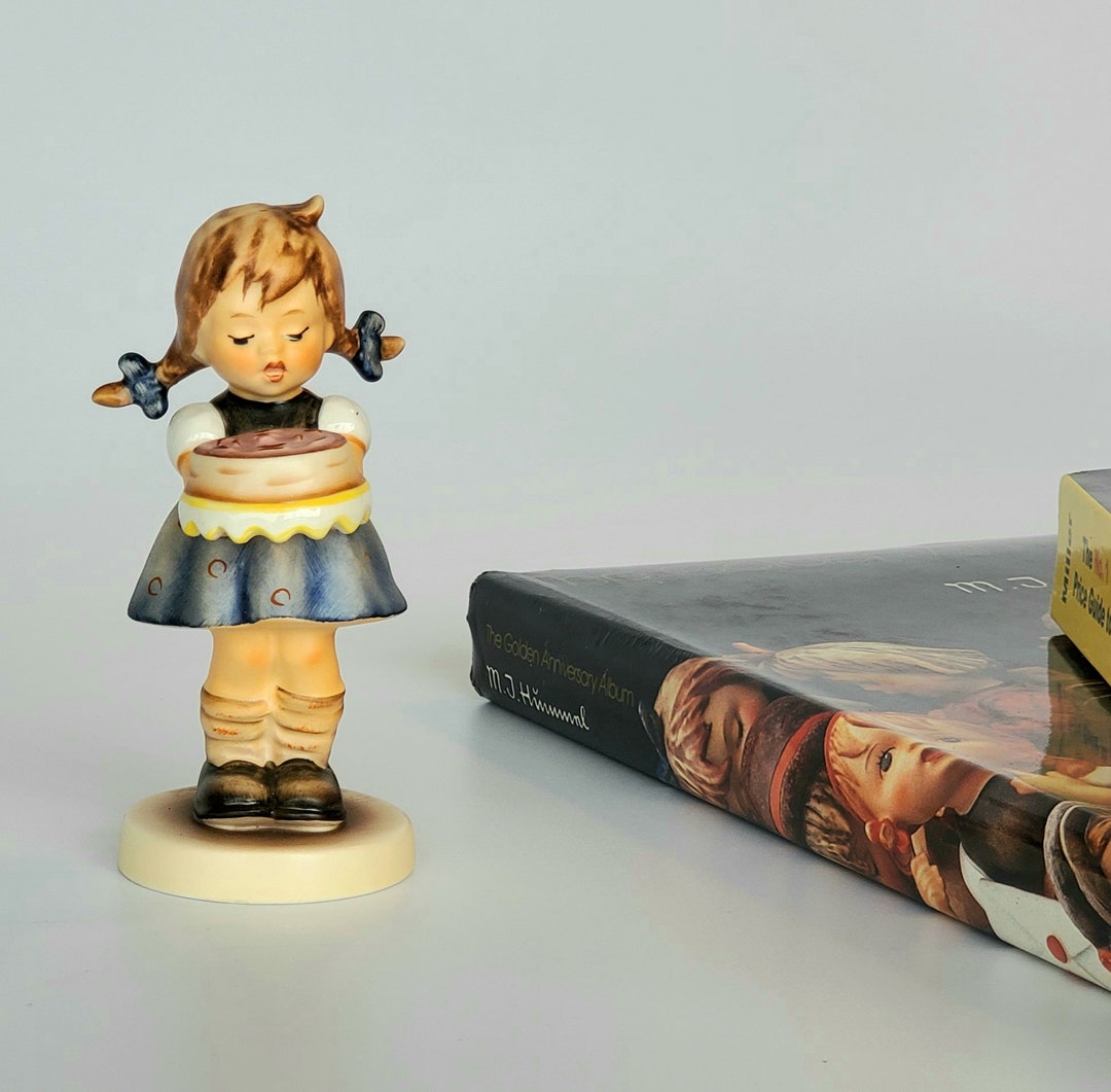 Hummel Figurine-number 541 - 1993-1994 - TMK7- Sweet as Can Be ...