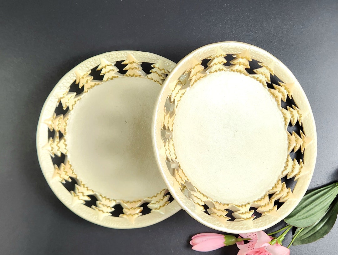 Vintage - Set of 2 - Beautiful Plates With Christmas Tree Design Edges ...