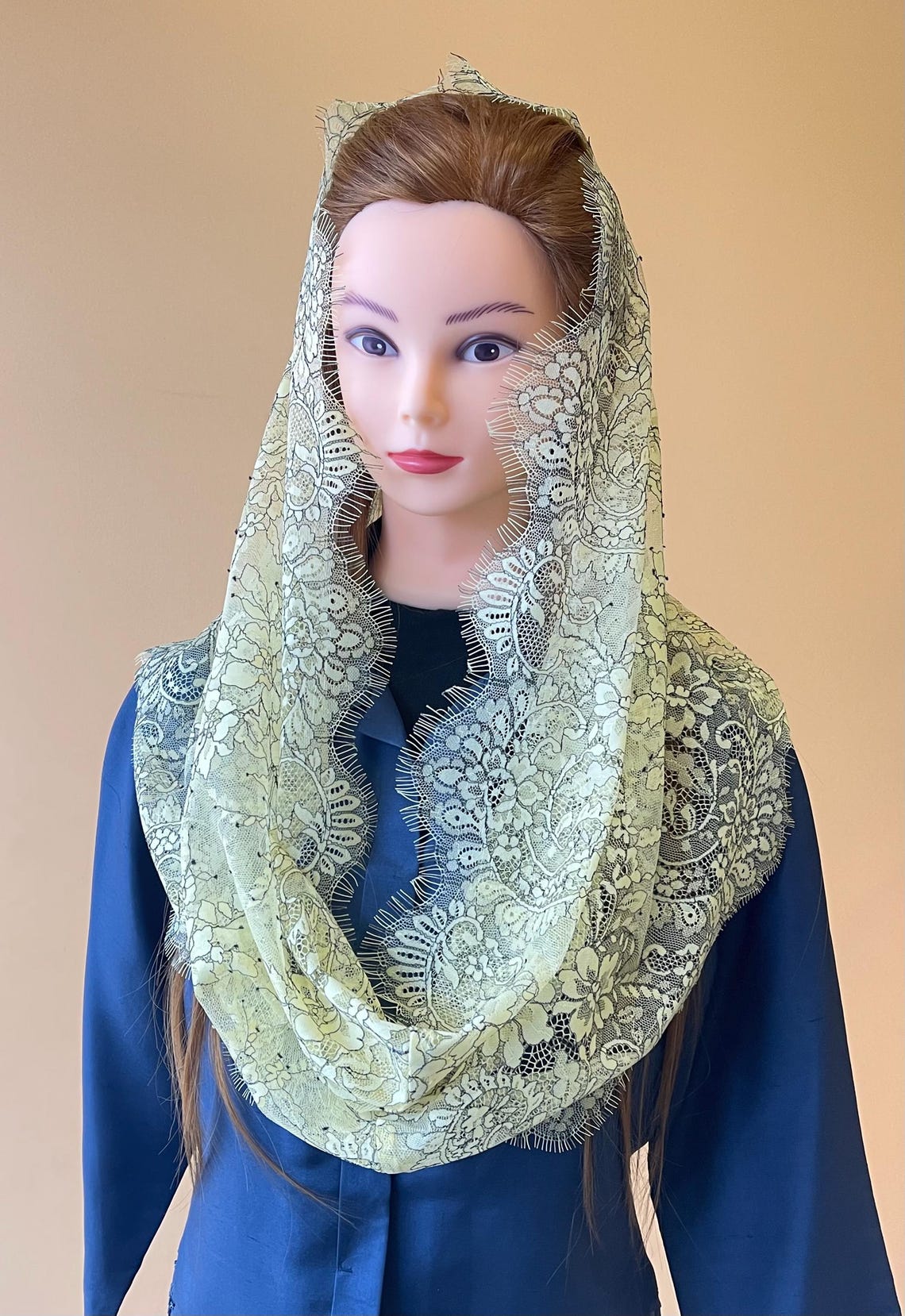 Elegant Vintage-inspired French Lace Infinity Chapel Mantilla Veil ...