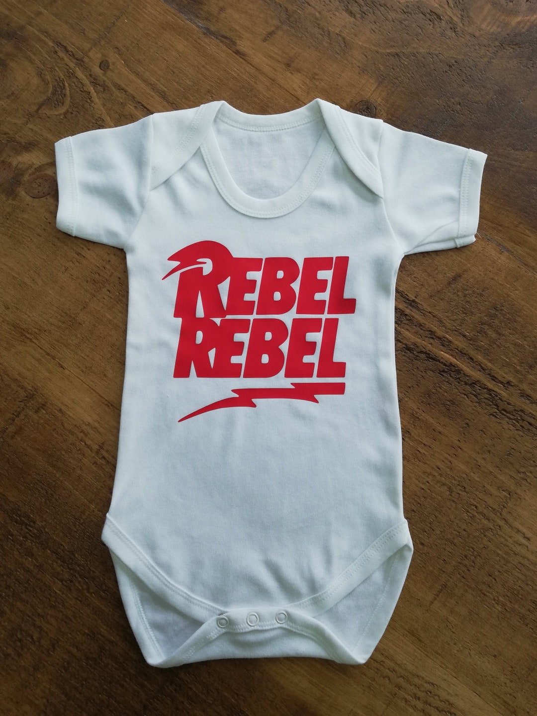 Rebel Rebel baby grow / Anuncio de bebé / Baby Shower / Unisex - Etsy ...