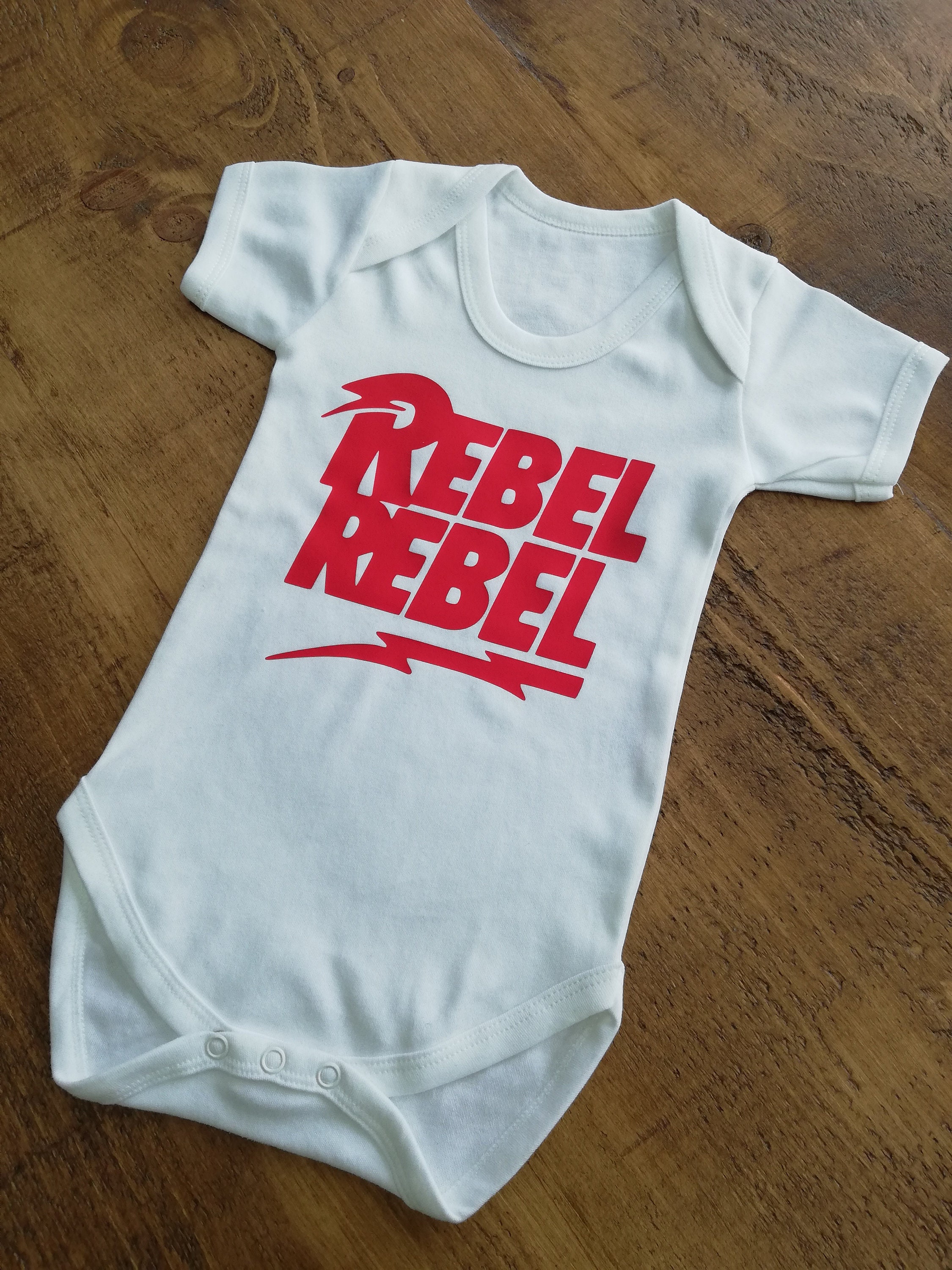 Rebel Rebel baby grow / Anuncio de bebé / Baby Shower / Unisex - Etsy ...