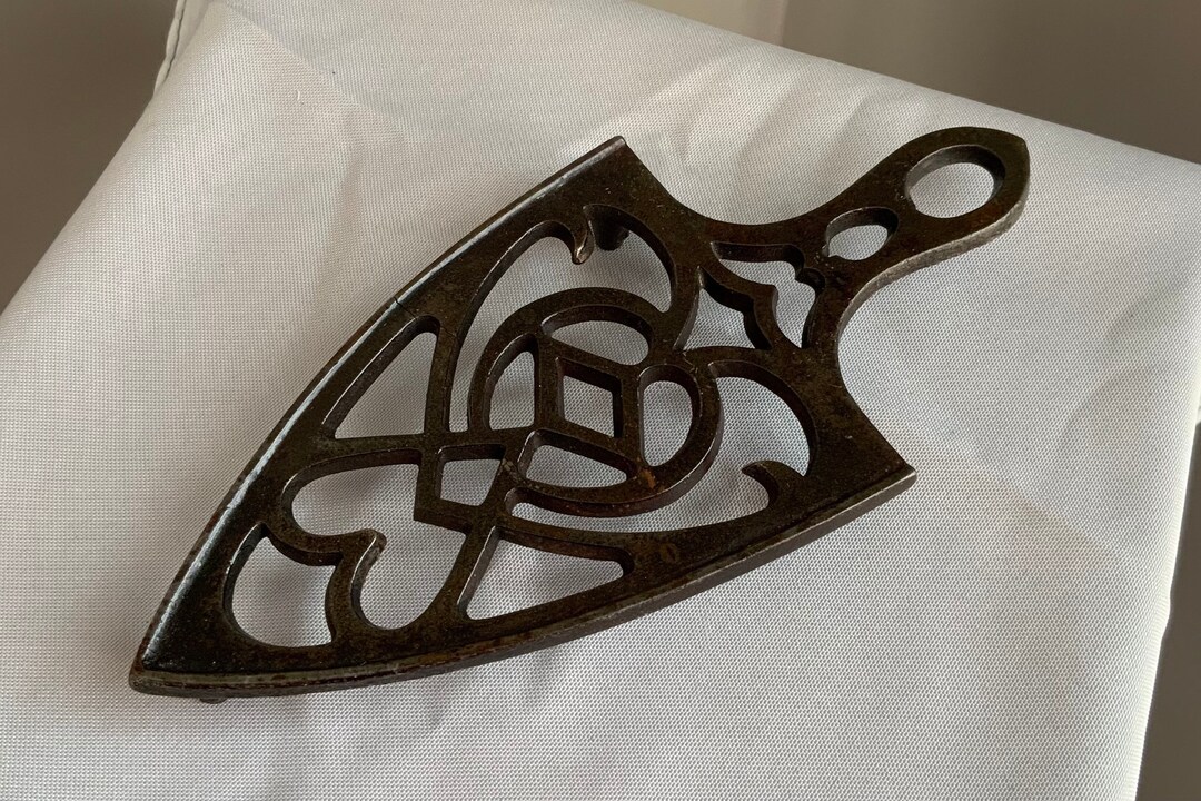 Vintage Mid Century Cast Iron Arrow Shaped Trivet 8” X 4” - Etsy