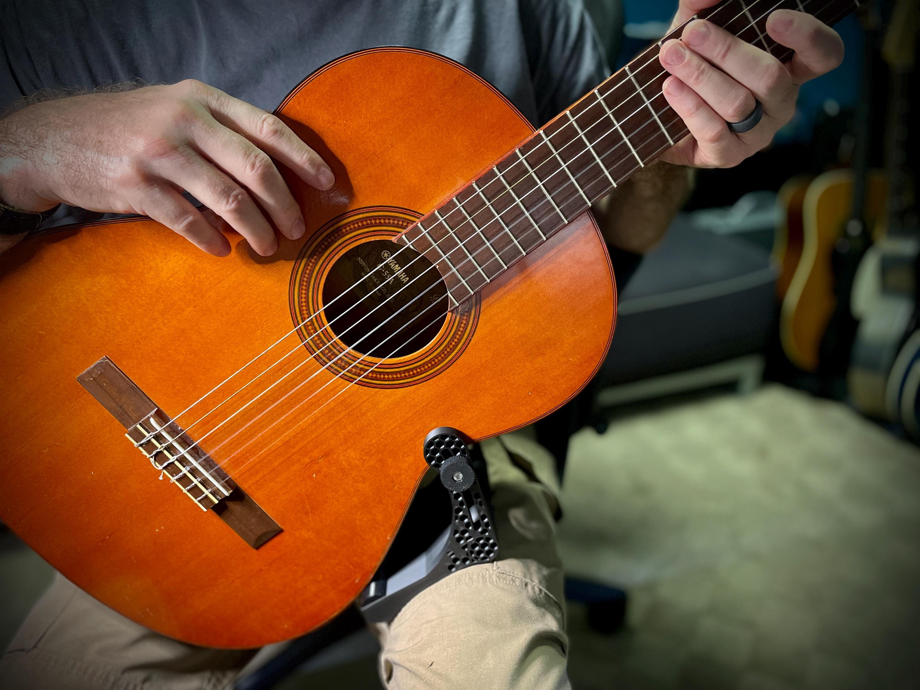 The RIFF REST™ for Acoustic Guitar - Ergonomic Leg Rest for Acoustic ...