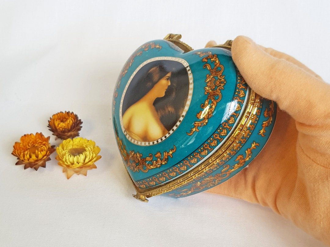 Trinkets Box in Shape of Heart. Heart-shaped Box. Porcelain Lidded Box ...