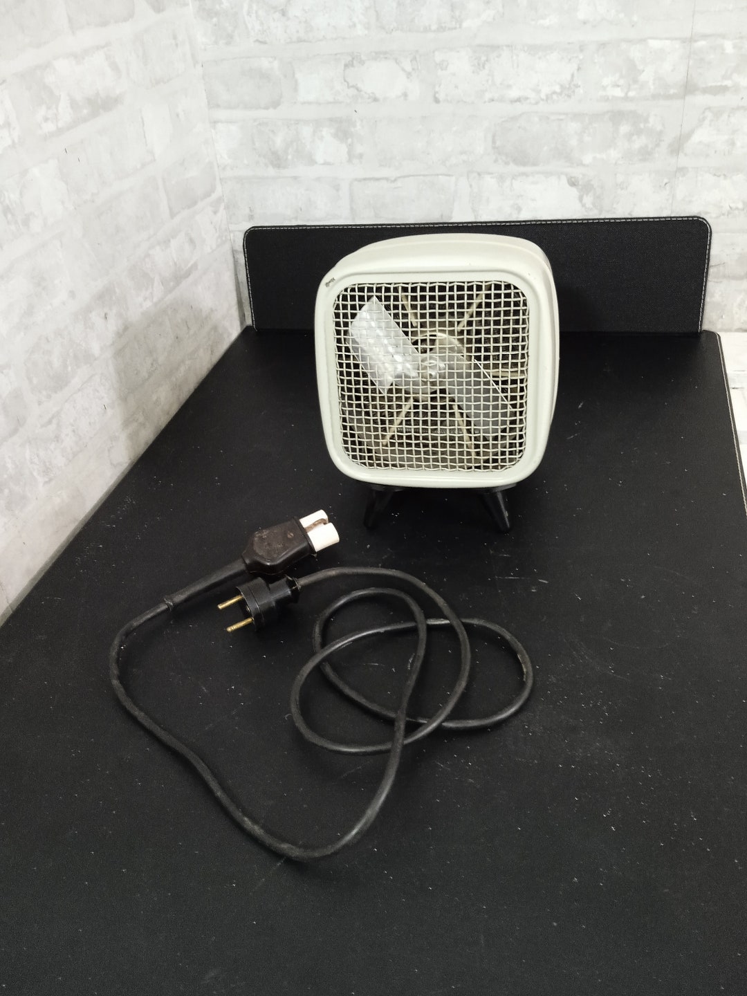 White Desk Fan, Retro Metal Cooling Appliance, Classic Table Fan ...