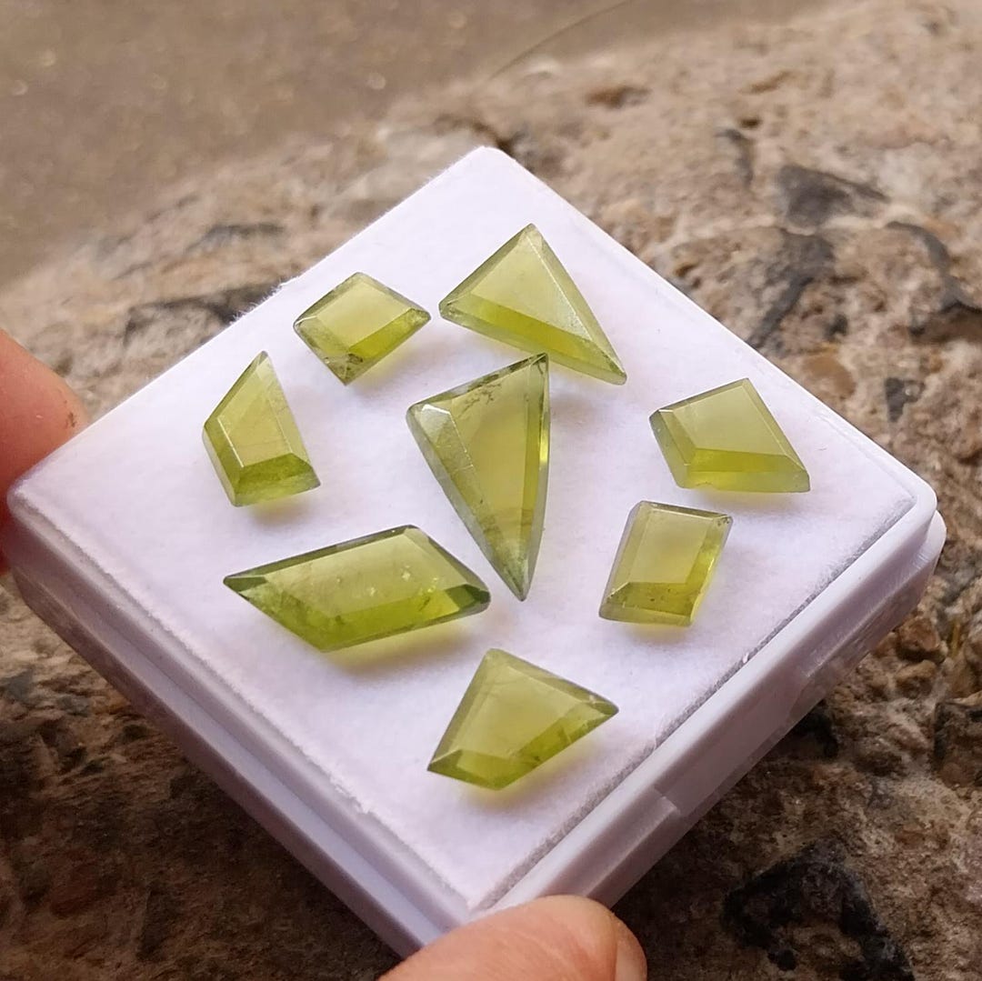 Natural Green Color Vessonite Gemstone, 17.5 Carat Vessonite 8 Piece ...