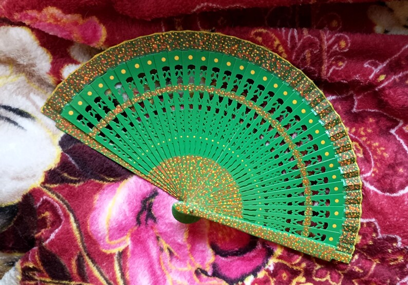 Abanico pintado a mano verde y amarillo madera calada - Etsy España