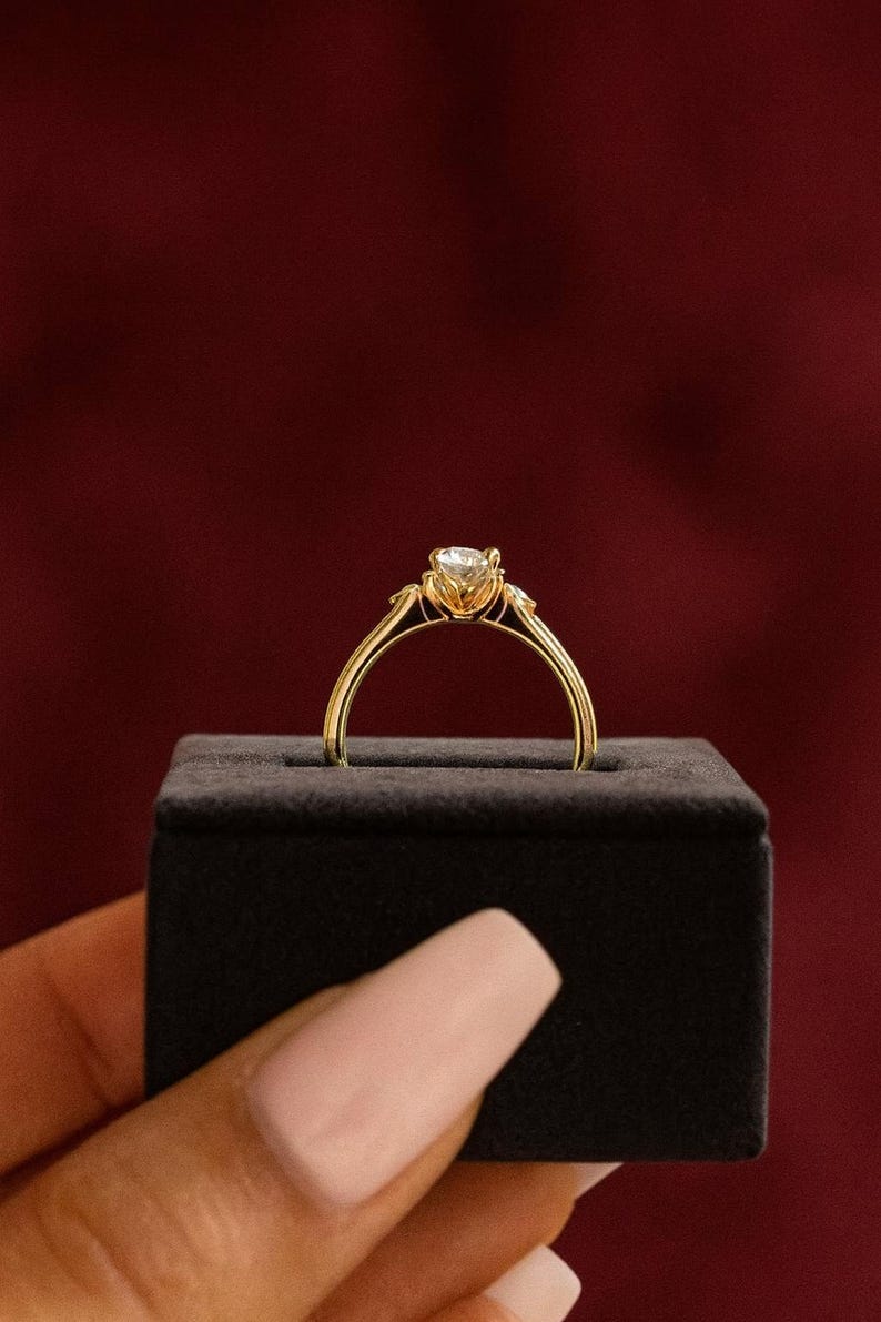 Anillo de compromiso de tres piedras con moissanita de corte ovalado ...