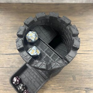 Munnygrubbers - Auto Reloading Dice Tower - (7pc D20 Random Dice ...