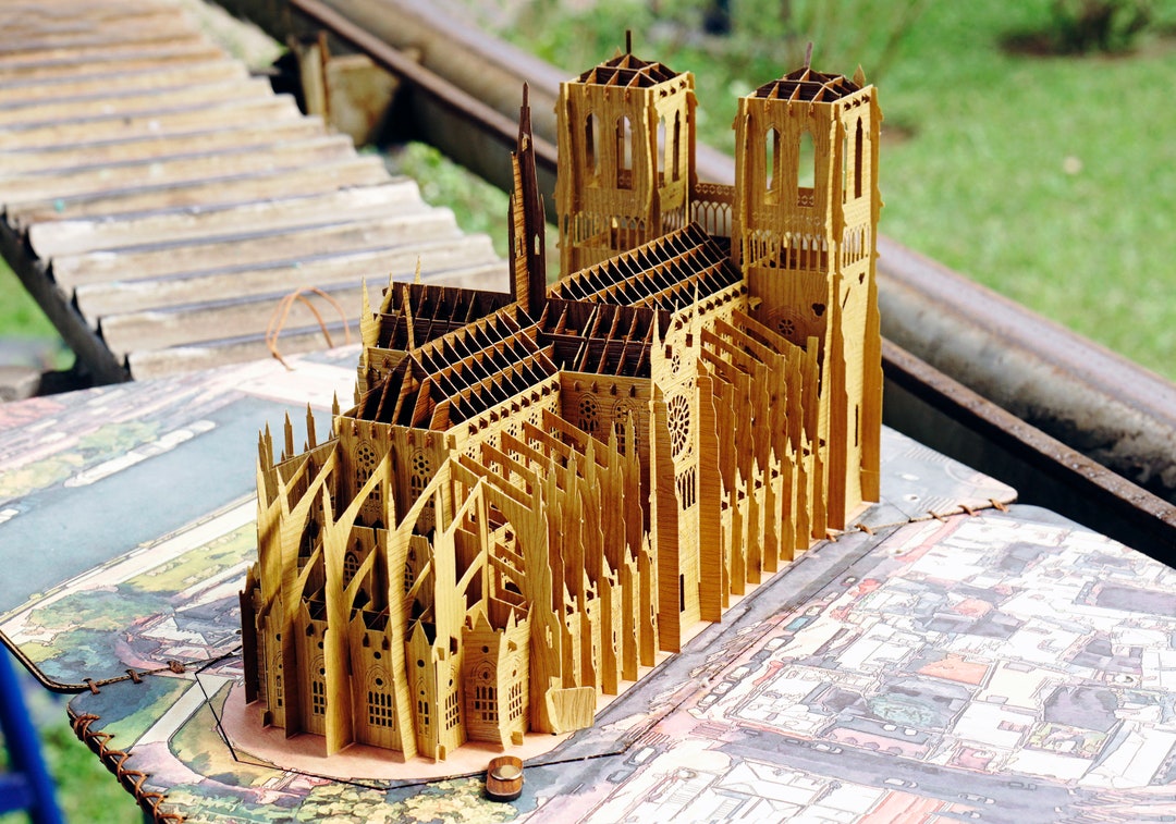 Modello della cattedrale di Notre Dame, biglietto pop-up della chiesa ...